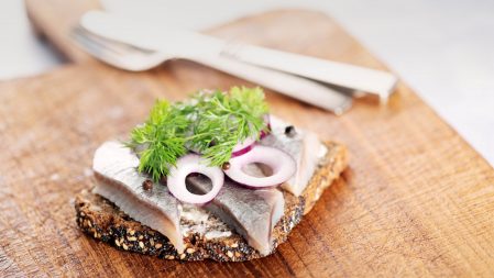 Sund og rask: Vælt kostpyramiden