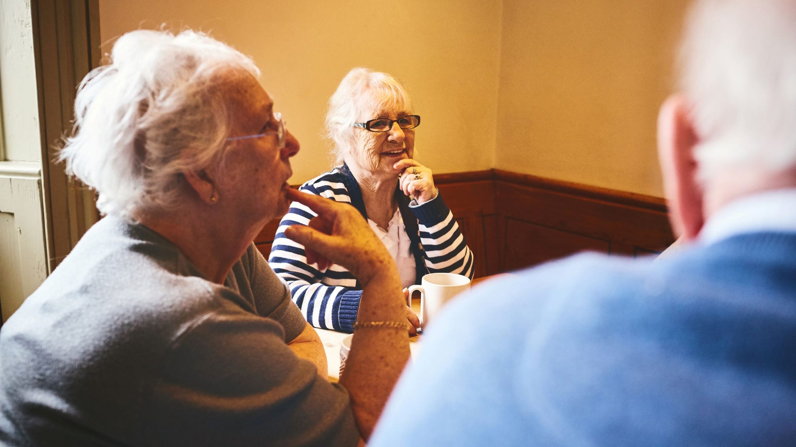 Seniorer fortæller gode historier fra gamle dage