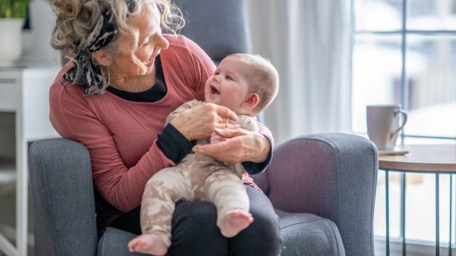 Mormor på barsel? Nu kan bedsteforældre få barselsorlov