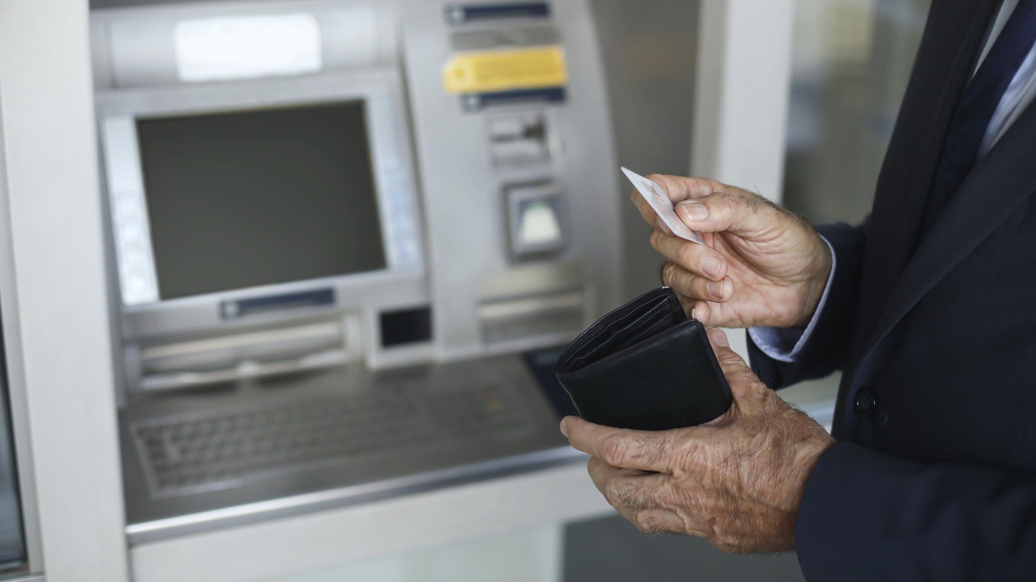 Pas på når du hæver penge: Opsøgt og overtalt til at udlevere dankort ...