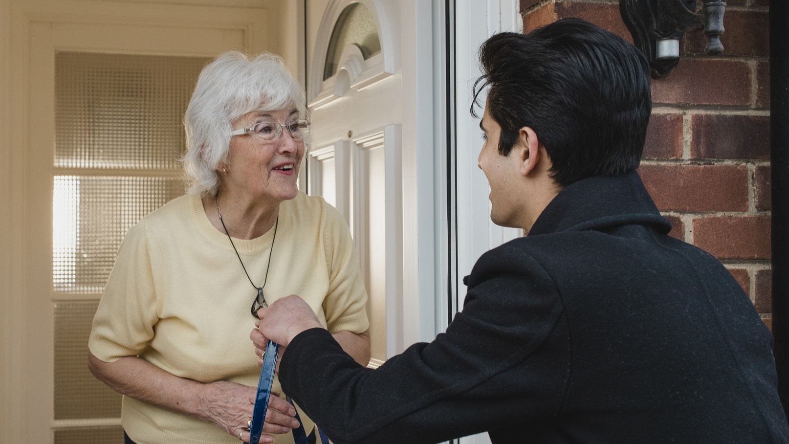 Blev opsøgt i hjem - ville spille terninger: 91-årig kvinde snød tricktyve