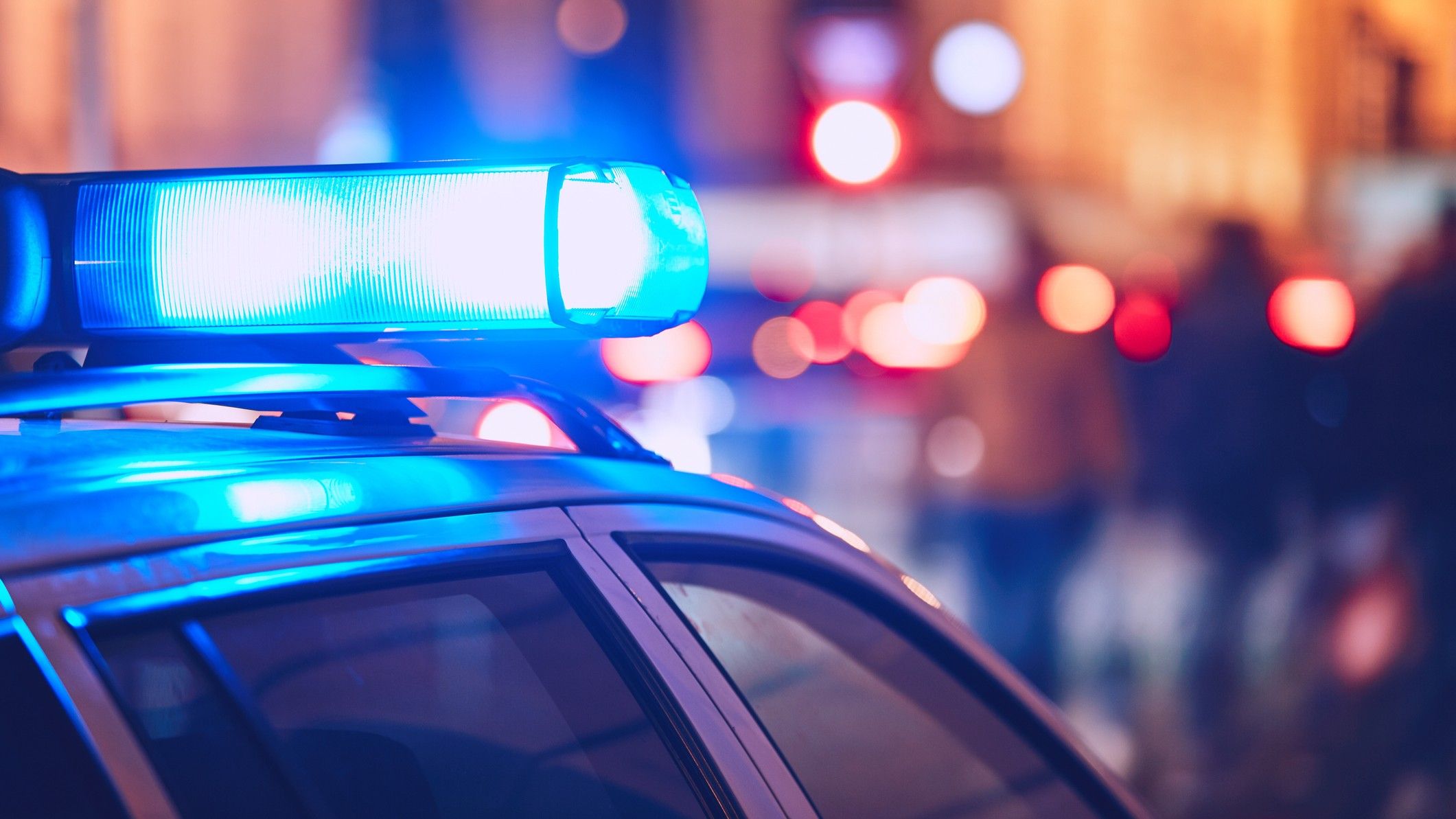 Tre mænd med hjelme overfalder 73-årig kvinde: Stjæler hendes pung